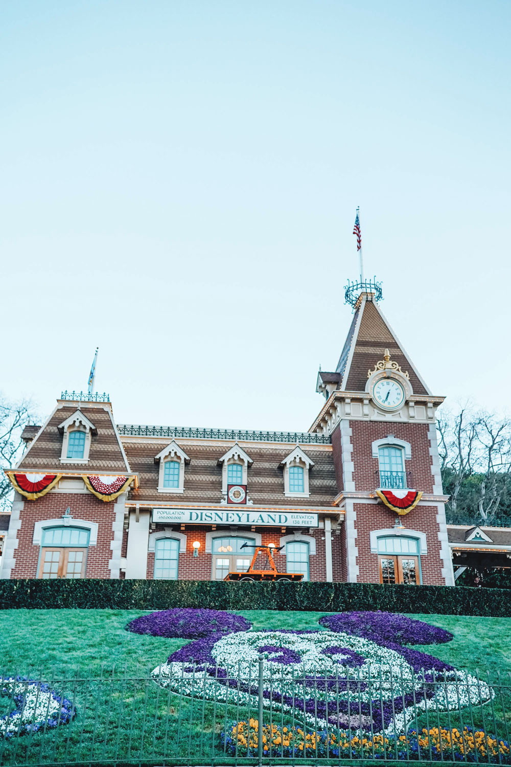 Essential Tips For Your Best Disneyland Trip Ever - To Vogue or Bust